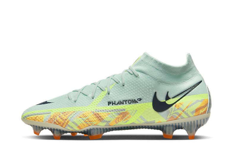 Best Football Boots For Midfielders - What To Wear?