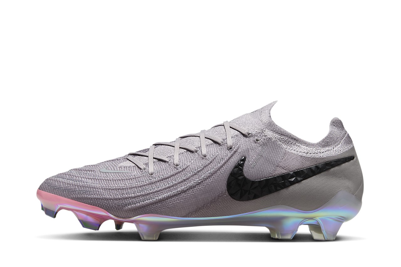 Best Football Boots For Midfielders - What To Wear?