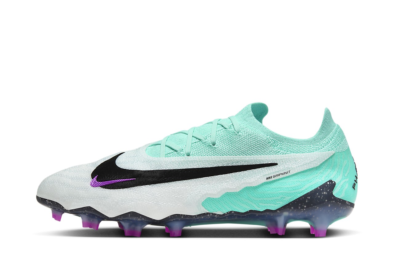 Best Football Boots For Midfielders - What To Wear?