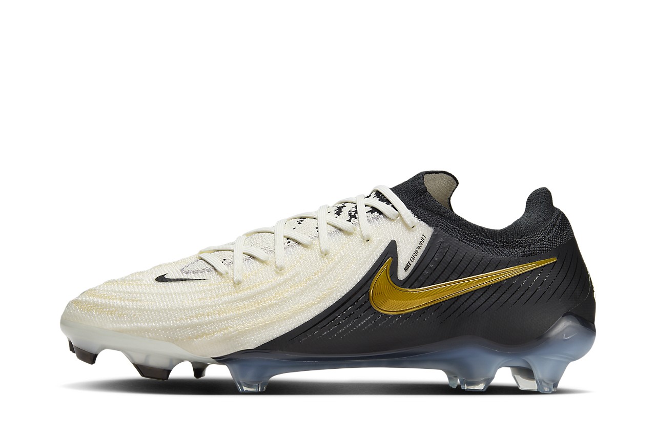Best Football Boots For Midfielders - What To Wear?